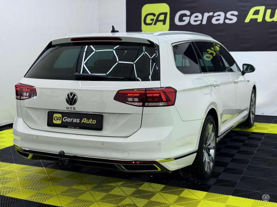 White Volkswagen Passat 2021 in Vilnius, with an engine capacity of 1.40 L and mileage of 156 thousand km for 20390 €, photo 5 on AUTOMOTO.COM.LV
