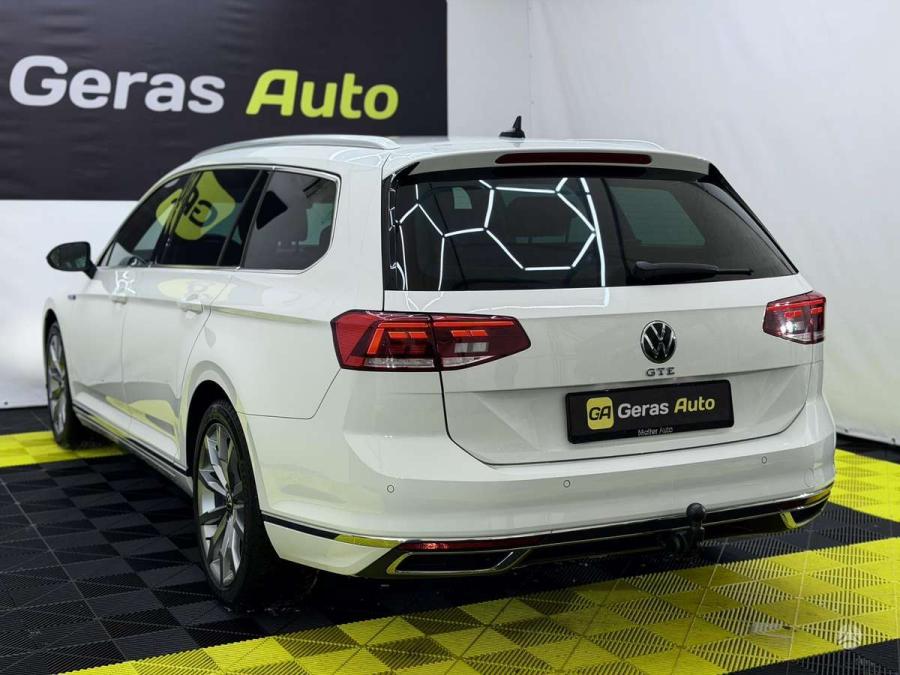 White Volkswagen Passat 2021 in Vilnius, with an engine capacity of 1.40 L and mileage of 156 thousand km for 20390 €, photo 7 on AUTOMOTO.COM.LV
