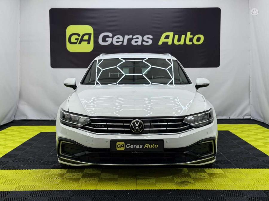 White Volkswagen Passat 2021 in Vilnius, with an engine capacity of 1.40 L and mileage of 156 thousand km for 20390 €, photo 8 on AUTOMOTO.COM.LV