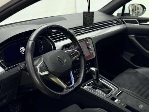 White Volkswagen Passat 2021 in Vilnius, with an engine capacity of 1.40 L and mileage of 156 thousand km for 20390 €, photo 10 on AUTOMOTO.COM.LV