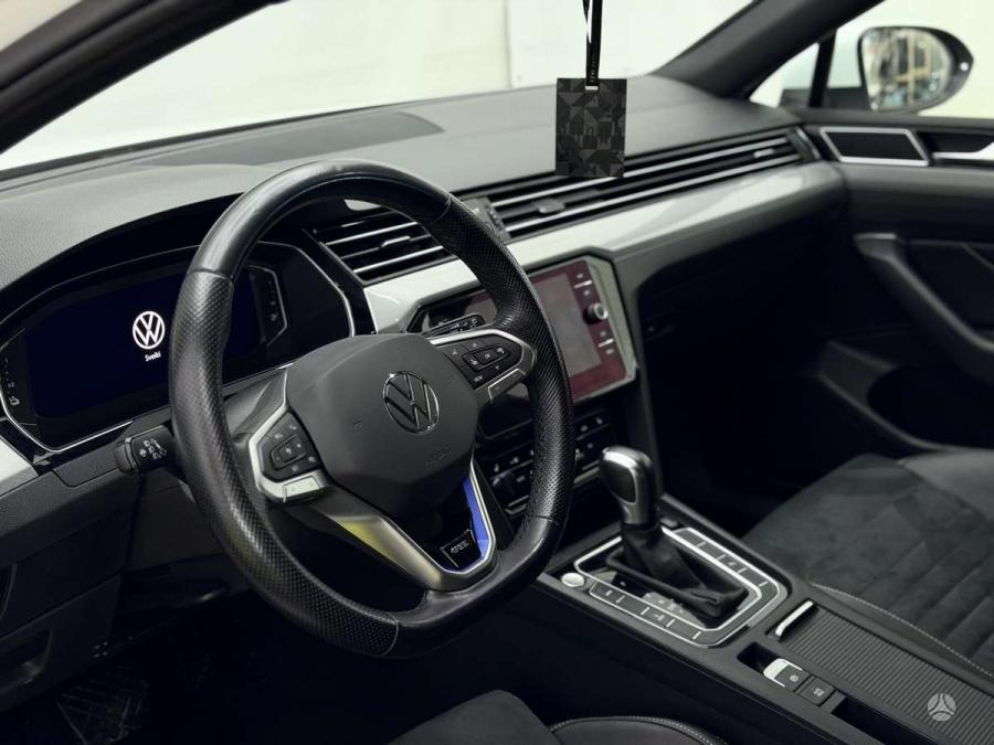 White Volkswagen Passat 2021 in Vilnius, with an engine capacity of 1.40 L and mileage of 156 thousand km for 20390 €, photo 10 on AUTOMOTO.COM.LV