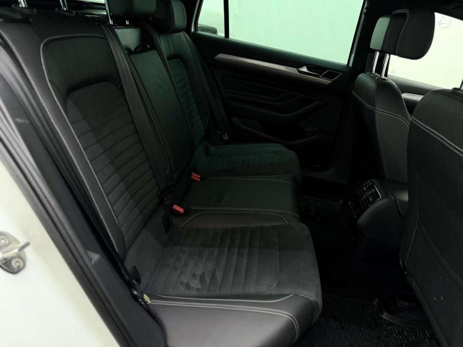 White Volkswagen Passat 2021 in Vilnius, with an engine capacity of 1.40 L and mileage of 156 thousand km for 20390 €, photo 15 on AUTOMOTO.COM.LV