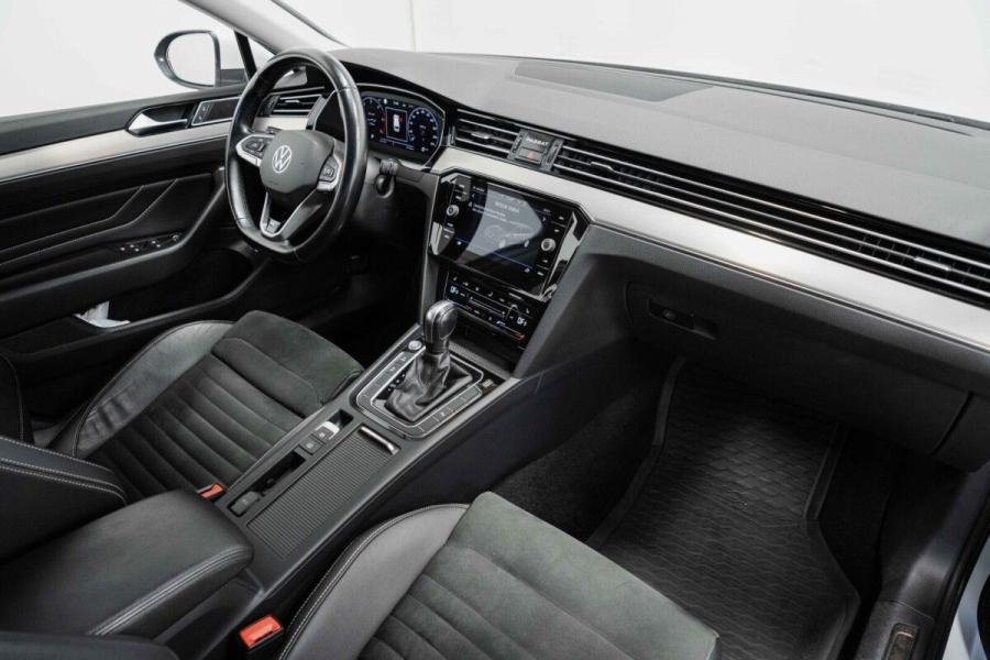 White Volkswagen Passat 2021 in Tallinn, with an engine capacity of 2.00 L and mileage of 139 thousand km for 23900 €, photo 8 on AUTOMOTO.COM.LV