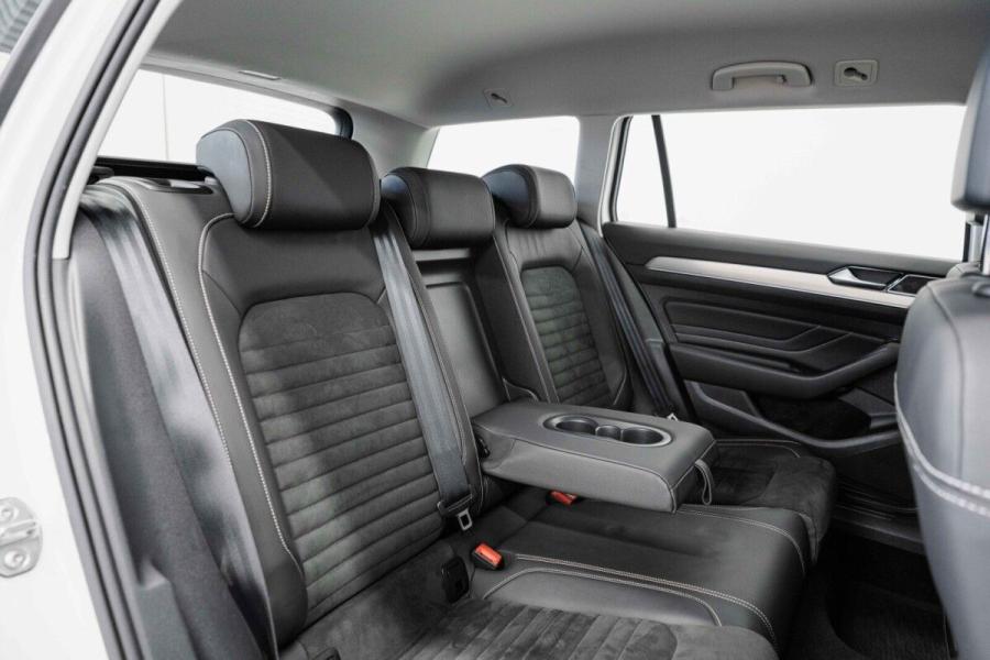 White Volkswagen Passat 2021 in Tallinn, with an engine capacity of 2.00 L and mileage of 139 thousand km for 23900 €, photo 14 on AUTOMOTO.COM.LV