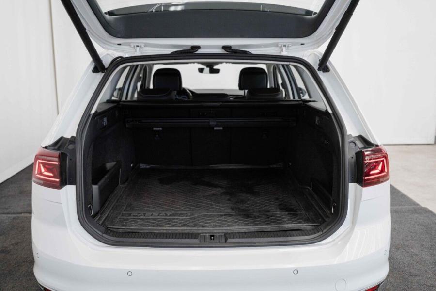 White Volkswagen Passat 2021 in Tallinn, with an engine capacity of 2.00 L and mileage of 139 thousand km for 23900 €, photo 16 on AUTOMOTO.COM.LV
