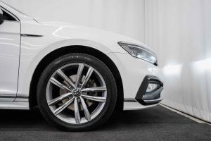 White Volkswagen Passat 2021 in Tallinn, with an engine capacity of 2.00 L and mileage of 139 thousand km for 23900 €, photo 17 on AUTOMOTO.COM.LV