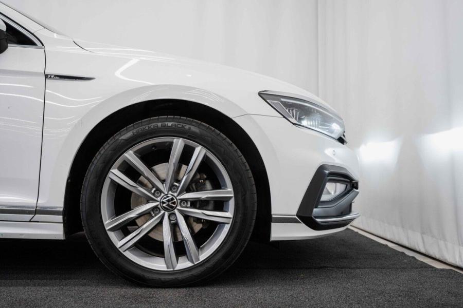 White Volkswagen Passat 2021 in Tallinn, with an engine capacity of 2.00 L and mileage of 139 thousand km for 23900 €, photo 17 on AUTOMOTO.COM.LV