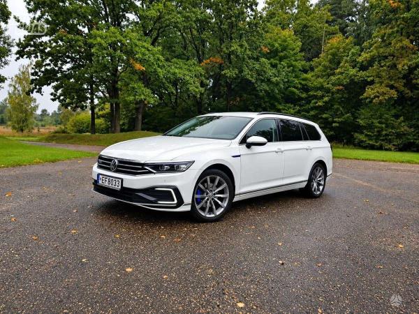 White Volkswagen Passat 2021 in Vilnius, with an engine capacity of 1.40 L and mileage of 161 thousand km for 14300 €, photo 4 on AUTOMOTO.COM.LV