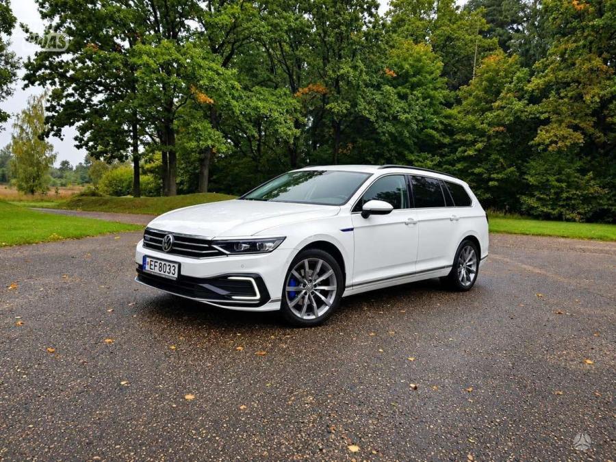 White Volkswagen Passat 2021 in Vilnius, with an engine capacity of 1.40 L and mileage of 161 thousand km for 14300 €, photo 4 on AUTOMOTO.COM.LV
