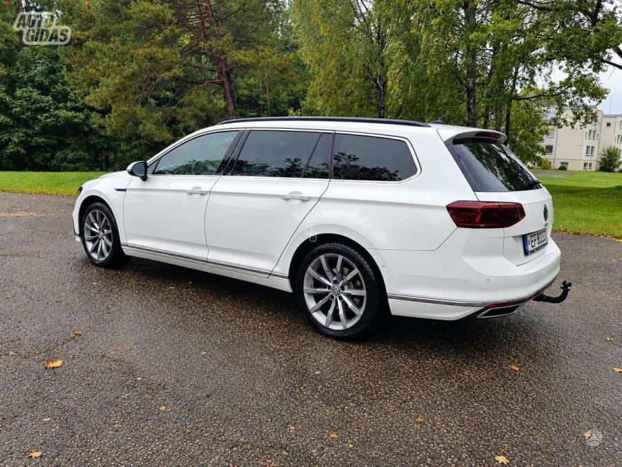 White Volkswagen Passat 2021 in Vilnius, with an engine capacity of 1.40 L and mileage of 161 thousand km for 14300 €, photo 6 on AUTOMOTO.COM.LV