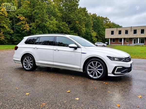White Volkswagen Passat 2021 in Vilnius, with an engine capacity of 1.40 L and mileage of 161 thousand km for 14300 €, photo 7 on AUTOMOTO.COM.LV