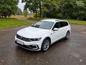 White Volkswagen Passat 2021 in Vilnius, with an engine capacity of 1.40 L and mileage of 161 thousand km for 14300 €, photo 10 on AUTOMOTO.COM.LV
