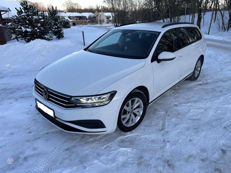 White Volkswagen Passat 2022 in Kaunas, with an engine capacity of 1.50 L and mileage of 96 thousand km for 19300 €, photo 1 on AUTOMOTO.COM.LV