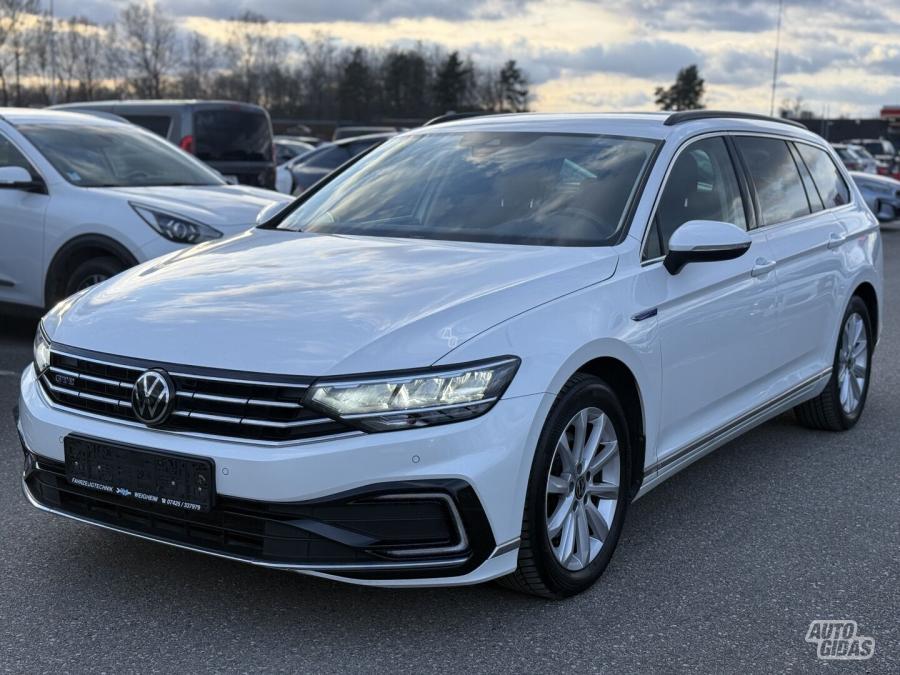 White Volkswagen Passat 2022 in Vilnius, with an engine capacity of 1.40 L and mileage of 156 thousand km for 15500 €, photo 1 on AUTOMOTO.COM.LV