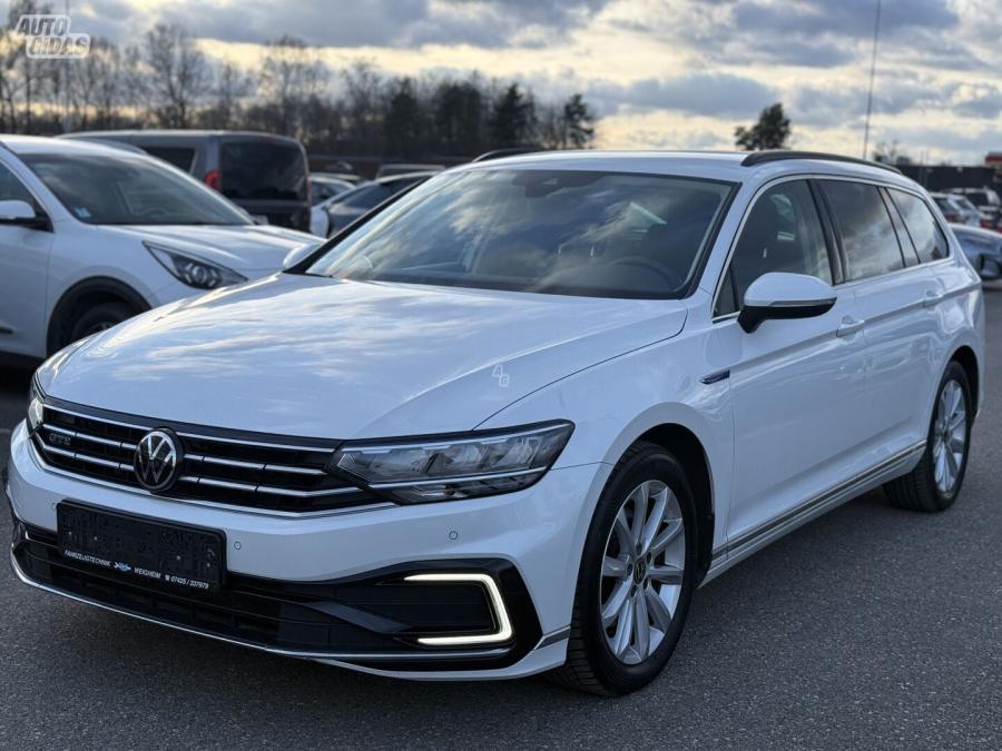 White Volkswagen Passat 2022 in Vilnius, with an engine capacity of 1.40 L and mileage of 156 thousand km for 15500 €, photo 3 on AUTOMOTO.COM.LV