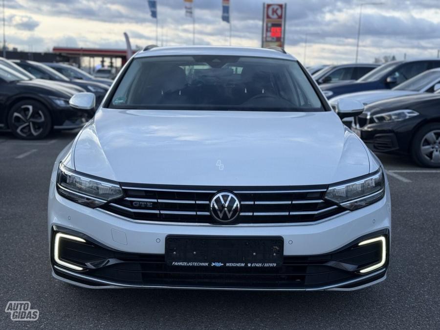 White Volkswagen Passat 2022 in Vilnius, with an engine capacity of 1.40 L and mileage of 156 thousand km for 15500 €, photo 4 on AUTOMOTO.COM.LV
