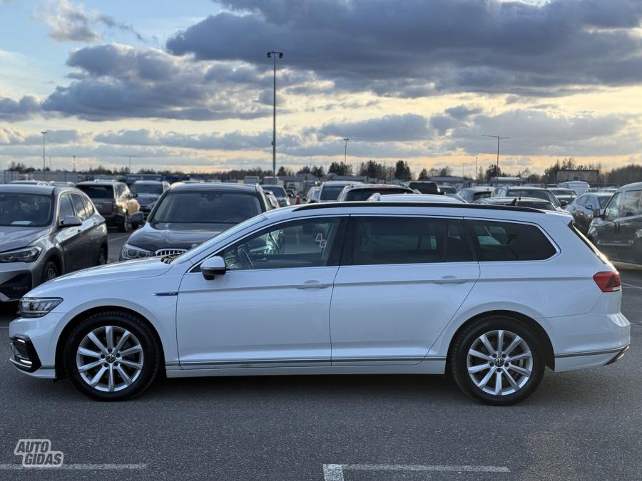 White Volkswagen Passat 2022 in Vilnius, with an engine capacity of 1.40 L and mileage of 156 thousand km for 15500 €, photo 13 on AUTOMOTO.COM.LV