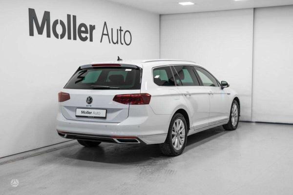 White Volkswagen Passat 2022 in Vilnius, with an engine capacity of 1.40 L and mileage of 85 thousand km for 23500 €, photo 3 on AUTOMOTO.COM.LV