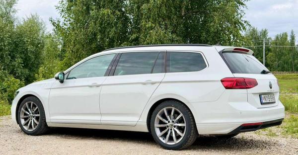 White Volkswagen Passat 2022 in Siauliai, with an engine capacity of 1.97 L and mileage of 238 thousand km for 12500 €, photo 3 on AUTOMOTO.COM.LV