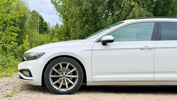 White Volkswagen Passat 2022 in Siauliai, with an engine capacity of 1.97 L and mileage of 238 thousand km for 12500 €, photo 9 on AUTOMOTO.COM.LV
