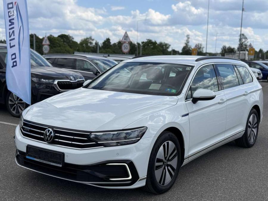 White Volkswagen Passat 2022 in Vilnius, with an engine capacity of 1.40 L and mileage of 200 thousand km for 14799 €, photo 1 on AUTOMOTO.COM.LV