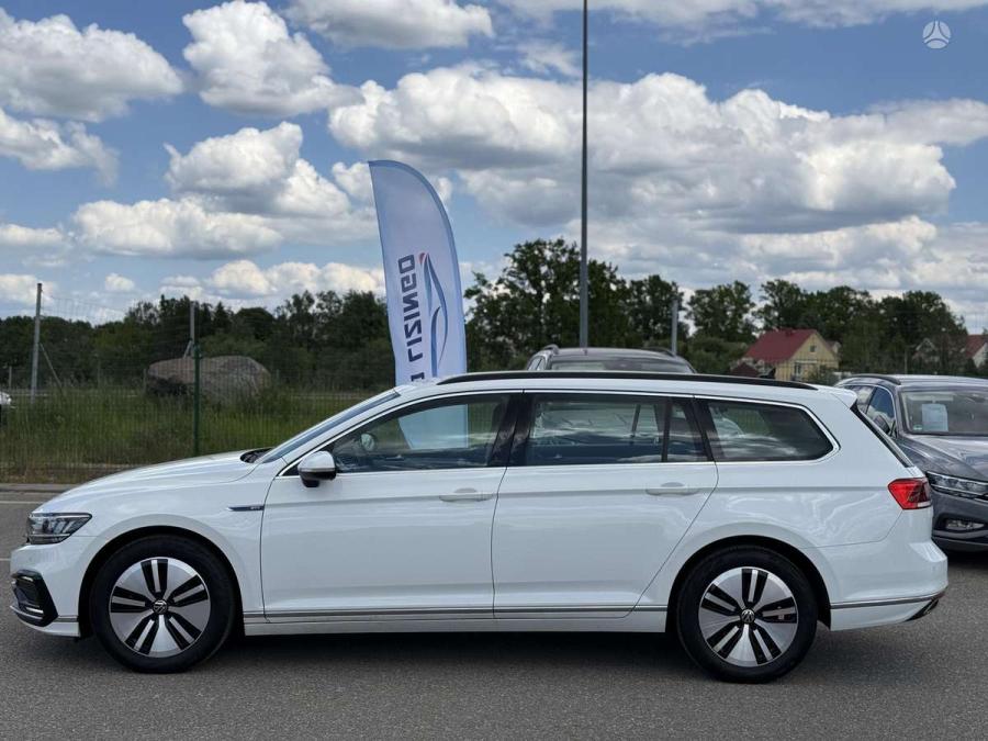 White Volkswagen Passat 2022 in Vilnius, with an engine capacity of 1.40 L and mileage of 200 thousand km for 14799 €, photo 4 on AUTOMOTO.COM.LV