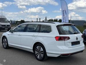 White Volkswagen Passat 2022 in Vilnius, with an engine capacity of 1.40 L and mileage of 200 thousand km for 14799 €, photo 7 on AUTOMOTO.COM.LV