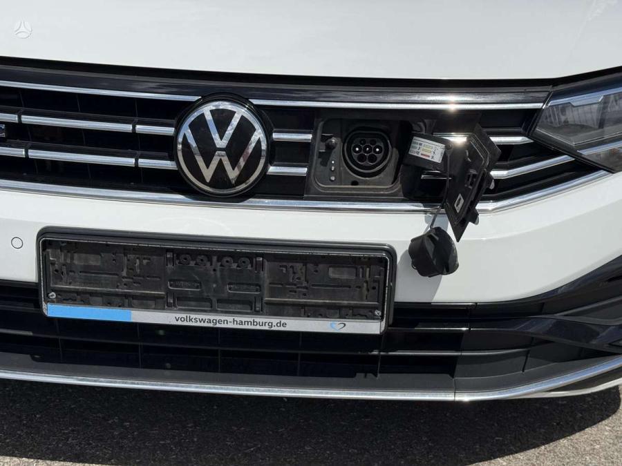 White Volkswagen Passat 2022 in Vilnius, with an engine capacity of 1.40 L and mileage of 200 thousand km for 14799 €, photo 40 on AUTOMOTO.COM.LV