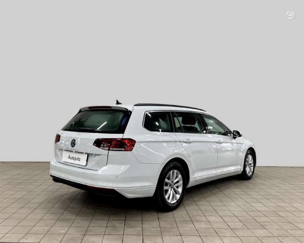 Balts Volkswagen Passat 2023 Kauņa, ar dzinēja tilpumu 1.97 L un nobraukumu 99 tūkst. km par 18500 €, foto 4 vietnē AUTOMOTO.COM.LV