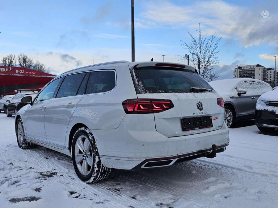 White Volkswagen Passat 2023 in Vilnius, with an engine capacity of 1.97 L and mileage of 209 thousand km for 19000 €, photo 4 on AUTOMOTO.COM.LV
