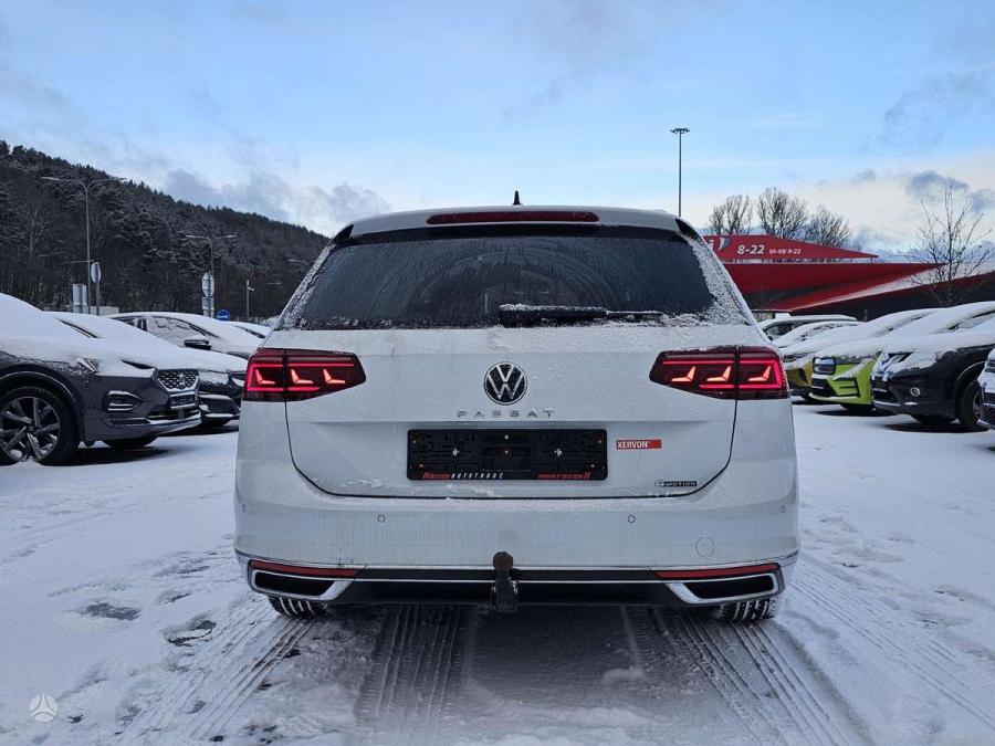 White Volkswagen Passat 2023 in Vilnius, with an engine capacity of 1.97 L and mileage of 209 thousand km for 19000 €, photo 6 on AUTOMOTO.COM.LV
