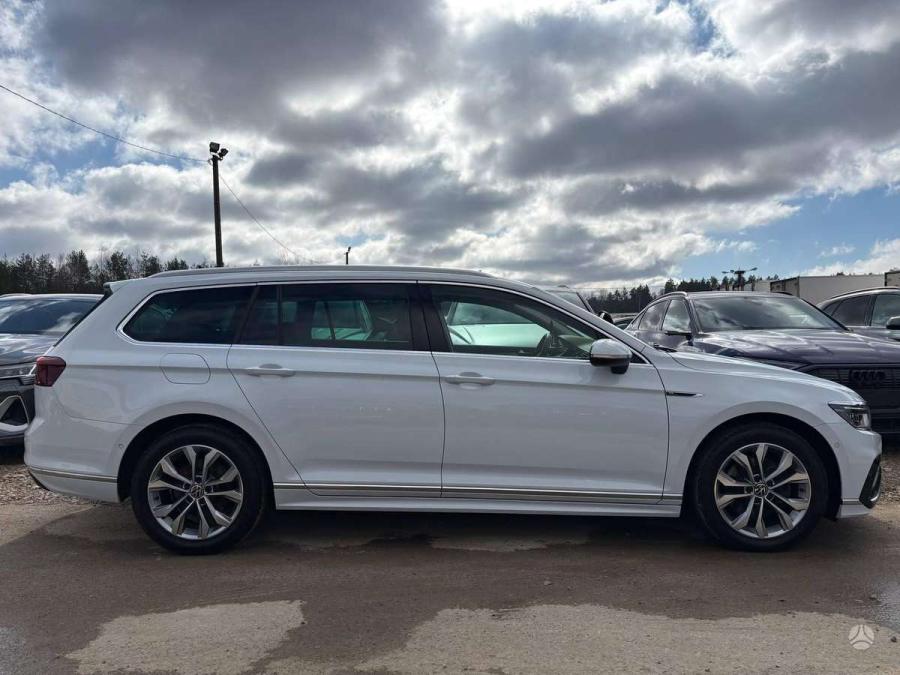 White Volkswagen Passat 2023 in Vilnius, with an engine capacity of 1.97 L and mileage of 200 thousand km for 17700 €, photo 5 on AUTOMOTO.COM.LV