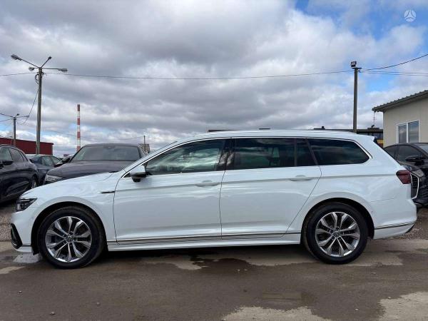 White Volkswagen Passat 2023 in Vilnius, with an engine capacity of 1.97 L and mileage of 200 thousand km for 17700 €, photo 5 on AUTOMOTO.COM.LV