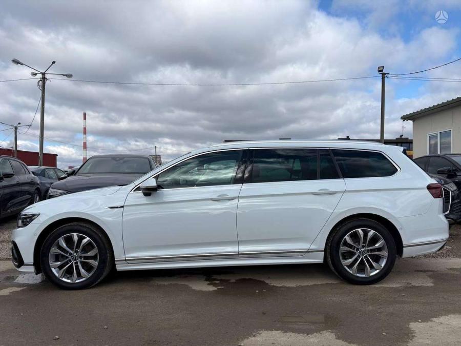 White Volkswagen Passat 2023 in Vilnius, with an engine capacity of 1.97 L and mileage of 200 thousand km for 17700 €, photo 6 on AUTOMOTO.COM.LV