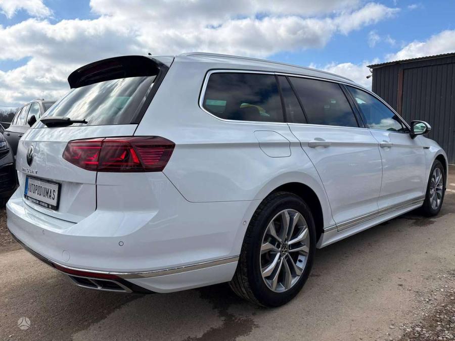 White Volkswagen Passat 2023 in Vilnius, with an engine capacity of 1.97 L and mileage of 200 thousand km for 17700 €, photo 7 on AUTOMOTO.COM.LV