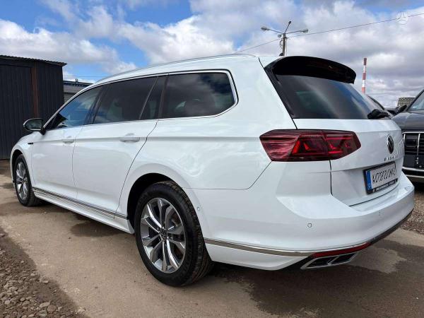 White Volkswagen Passat 2023 in Vilnius, with an engine capacity of 1.97 L and mileage of 200 thousand km for 17700 €, photo 7 on AUTOMOTO.COM.LV
