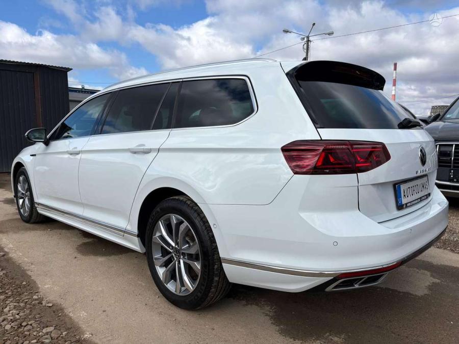 White Volkswagen Passat 2023 in Vilnius, with an engine capacity of 1.97 L and mileage of 200 thousand km for 17700 €, photo 8 on AUTOMOTO.COM.LV