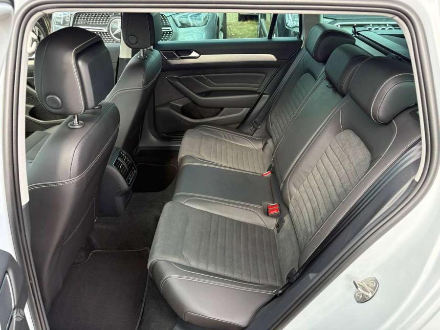 White Volkswagen Passat 2023 in Vilnius, with an engine capacity of 1.97 L and mileage of 200 thousand km for 17700 €, photo 12 on AUTOMOTO.COM.LV