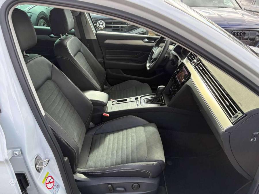 White Volkswagen Passat 2023 in Vilnius, with an engine capacity of 1.97 L and mileage of 200 thousand km for 17700 €, photo 13 on AUTOMOTO.COM.LV