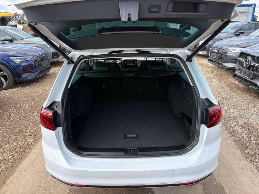 White Volkswagen Passat 2023 in Vilnius, with an engine capacity of 1.97 L and mileage of 200 thousand km for 17700 €, photo 27 on AUTOMOTO.COM.LV