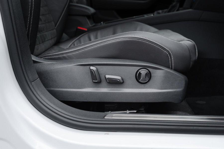 Balts Volkswagen Passat 2023 Rīga, ar dzinēja tilpumu 2.00 L un nobraukumu 140 tūkst. km par 23500 €, foto 8 vietnē AUTOMOTO.COM.LV