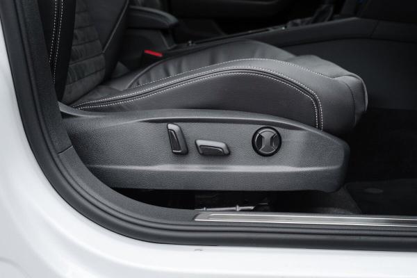 Balts Volkswagen Passat 2023 Rīga, ar dzinēja tilpumu 2.00 L un nobraukumu 140 tūkst. km par 23500 €, foto 8 vietnē AUTOMOTO.COM.LV