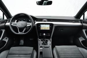 White Volkswagen Passat 2023 in Riga, with an engine capacity of 2.00 L and mileage of 140 thousand km for 23500 €, photo 39 on AUTOMOTO.COM.LV