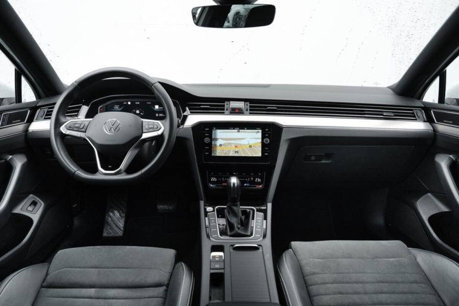 White Volkswagen Passat 2023 in Riga, with an engine capacity of 2.00 L and mileage of 140 thousand km for 23500 €, photo 39 on AUTOMOTO.COM.LV