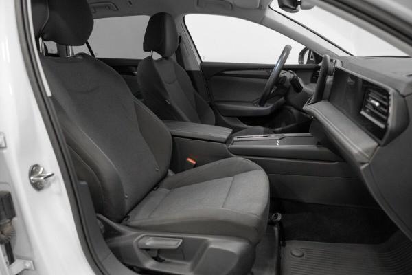 White Volkswagen Passat 2024 in Vilnius, with an engine capacity of 1.50 L and mileage of 82 thousand km for 24950 €, photo 8 on AUTOMOTO.COM.LV
