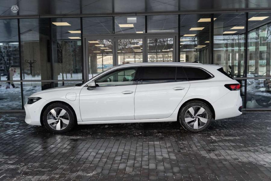 Balts Volkswagen Passat 2025 Viļņa, ar dzinēja tilpumu 1.50 L un nobraukumu 18 tūkst. km par 34990 €, foto 4 vietnē AUTOMOTO.COM.LV