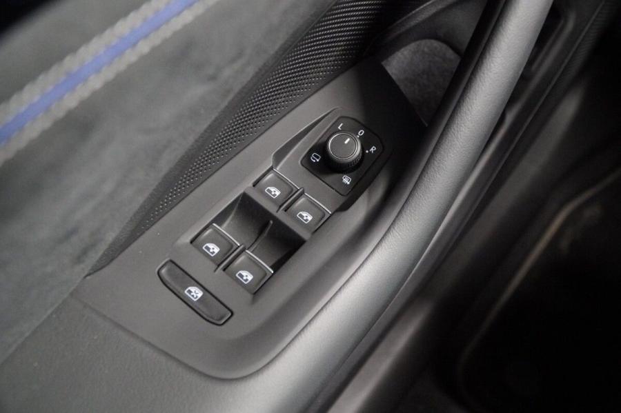 Balts Volkswagen Passat 2025 Tallina, ar dzinēja tilpumu 1.50 L un nobraukumu 6 tūkst. km par 45500 €, foto 25 vietnē AUTOMOTO.COM.LV