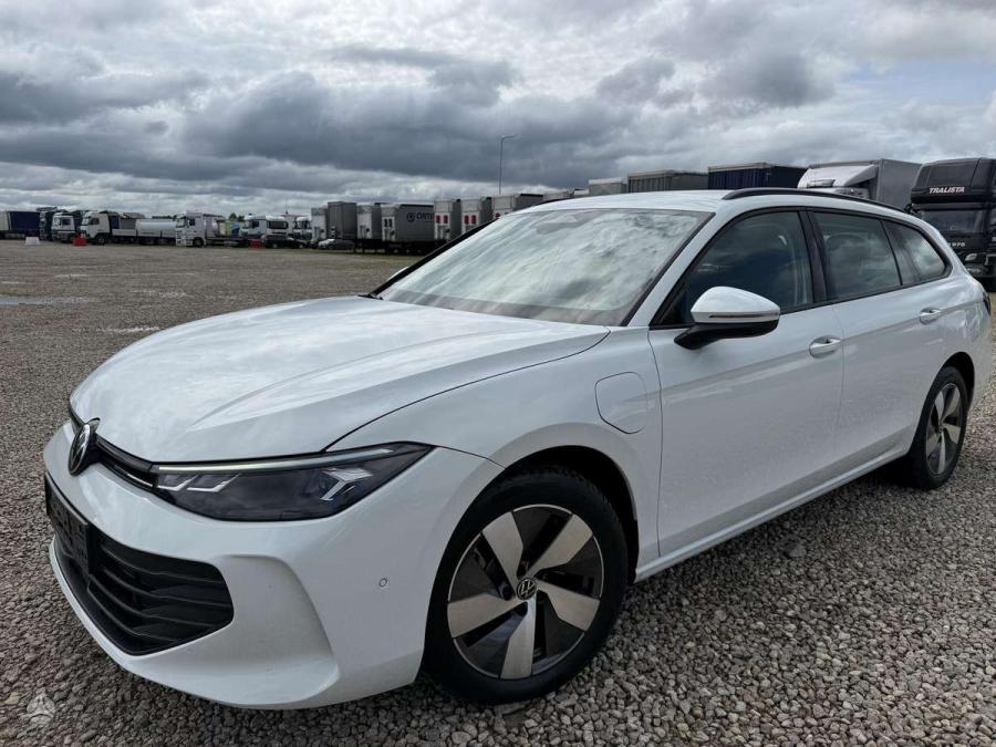 White Volkswagen Passat 2025 in Vilnius, with an engine capacity of 1.50 L and mileage of 27 thousand km for 27500 €, photo 1 on AUTOMOTO.COM.LV