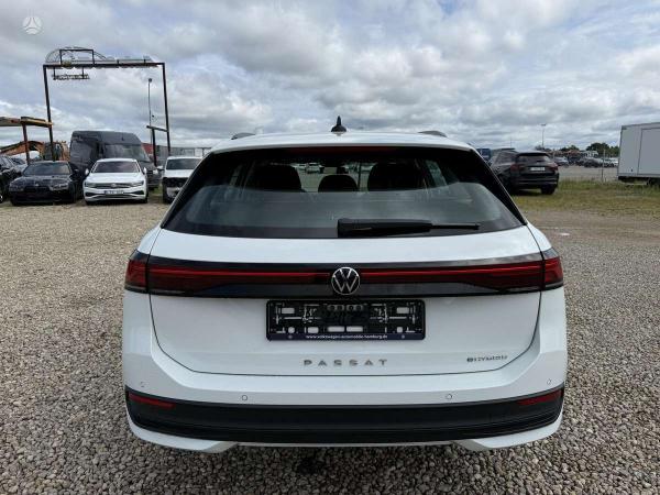White Volkswagen Passat 2025 in Vilnius, with an engine capacity of 1.50 L and mileage of 27 thousand km for 27500 €, photo 4 on AUTOMOTO.COM.LV