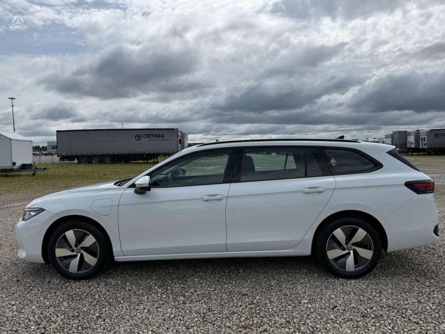 White Volkswagen Passat 2025 in Vilnius, with an engine capacity of 1.50 L and mileage of 27 thousand km for 27500 €, photo 8 on AUTOMOTO.COM.LV